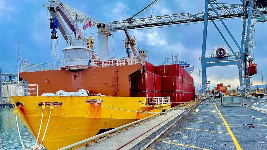 Arrivée à Montréal d’un navire de cargo général en provenance directe ...